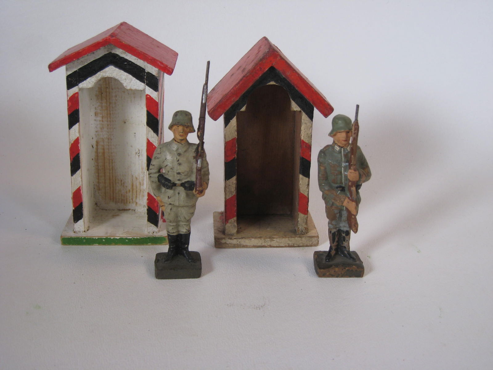 2 Lineol Wwii German Guard Soldiers W/guard Shacks Auction