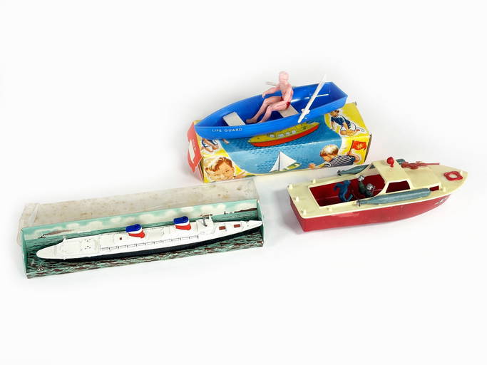 Triang Boxed Ocean Liner, Lifeboat In Box, And Torpedo Boat Lot