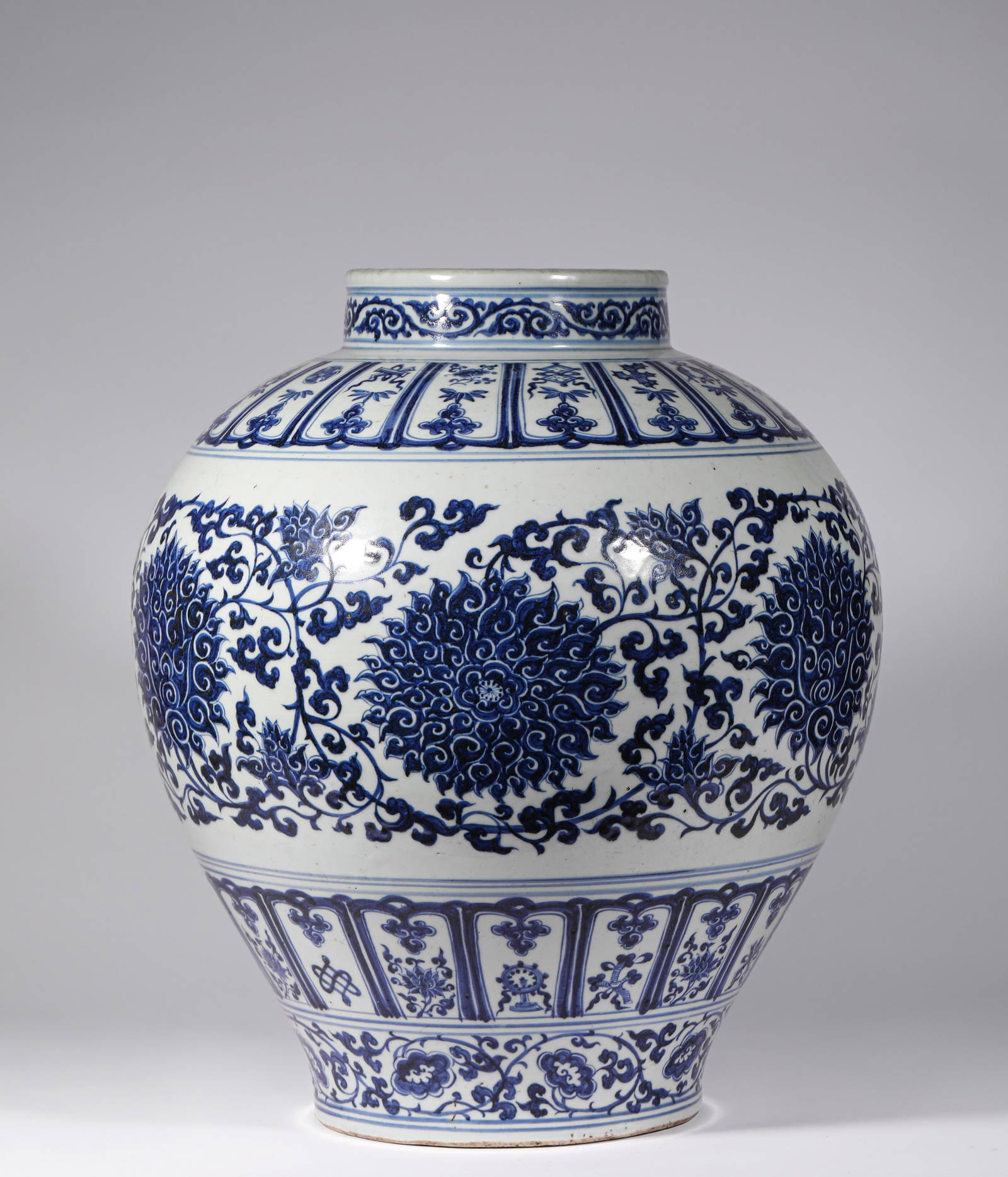 Ming Dynasty Blue And White Big Pot Auction