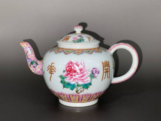 Made In The Qianlong Period Of The Qing Dynasty, Ruyi Pattern
