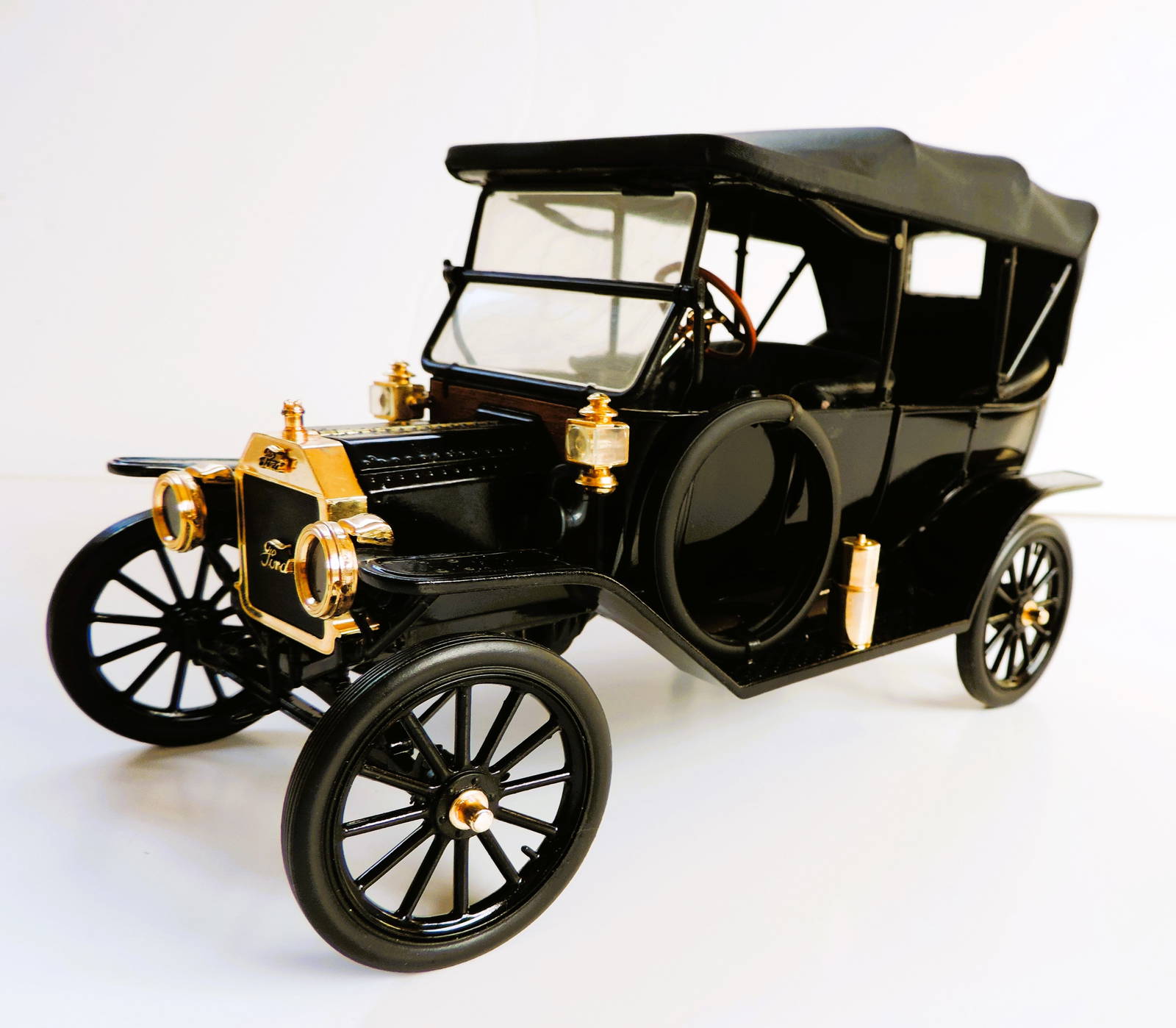 Franklin Mint 1913 Ford Model T Diecast Model Car. A Franklin Mint 1:16 ...