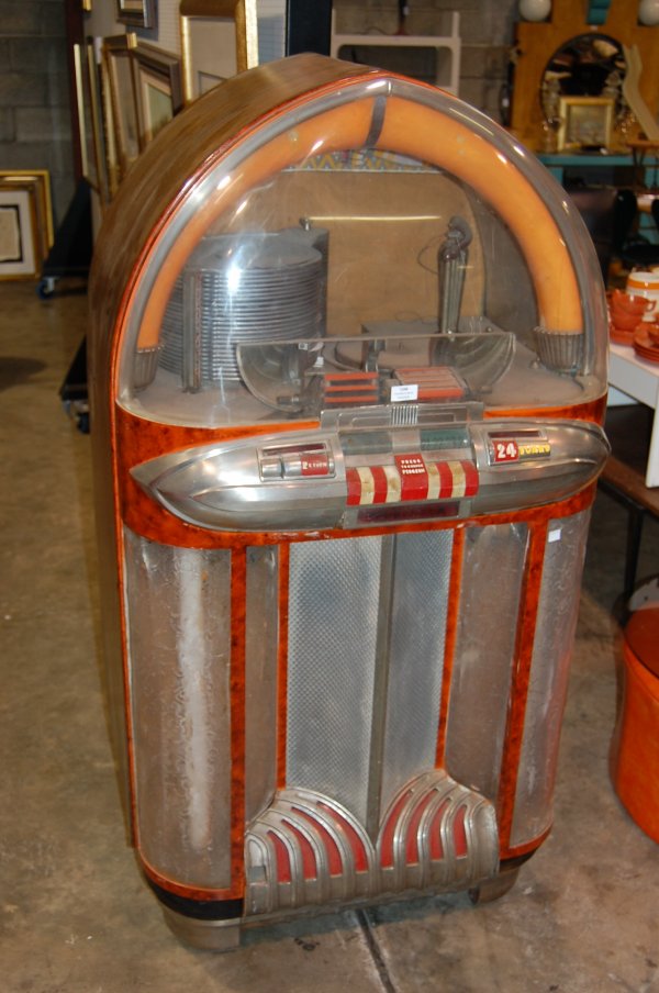 1296: 1948 Wurlitzer 1100 jukebox in original condition