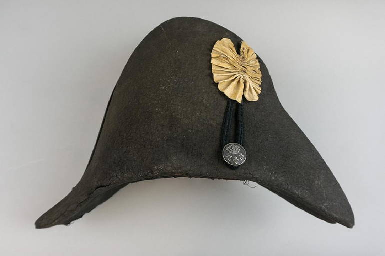 Bicorne Type Maison Du Roy Cocarde Blanche Bouton À La