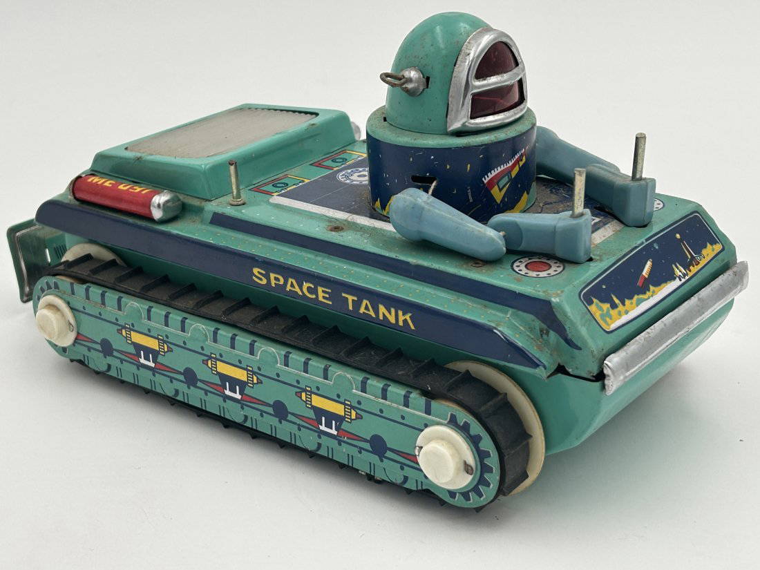 Vintage Gyro Action Tin Lithography 'space Tank' Battery Operated Robot ...