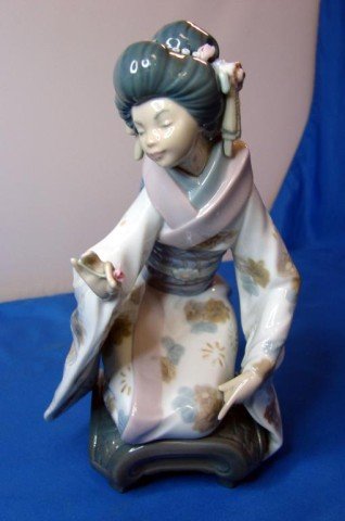 26: Lladro Japanese Kneeling Woman Geisha