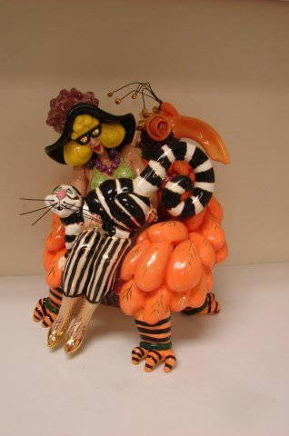 Gertie Figurine W/clancy By Lynda Corneille Swak