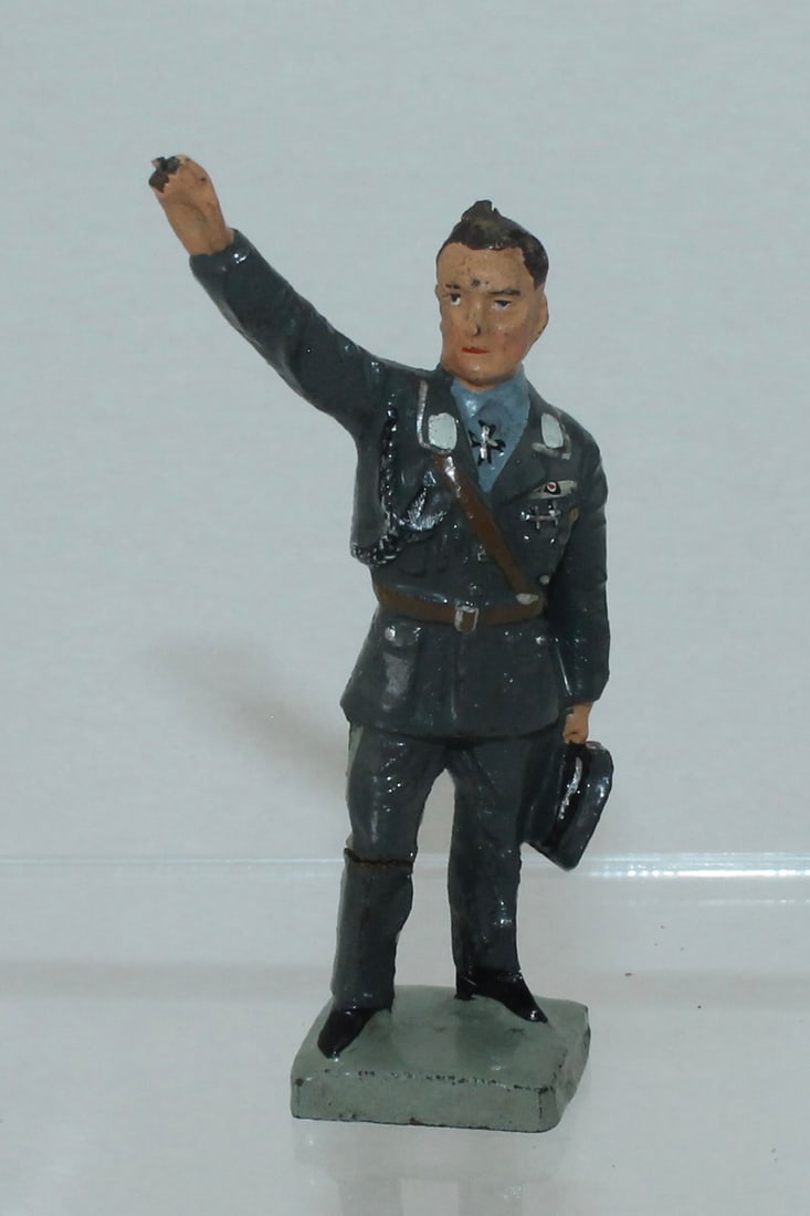 Lineol Goering in Luftwaffe Uniform Saluting | Barnebys