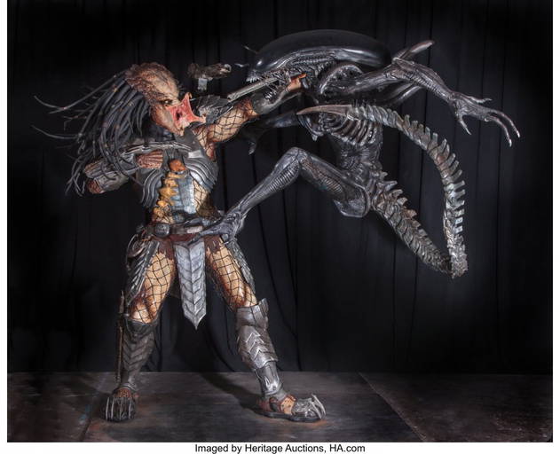 Alien Vs. Predator Full Size Figure Display With