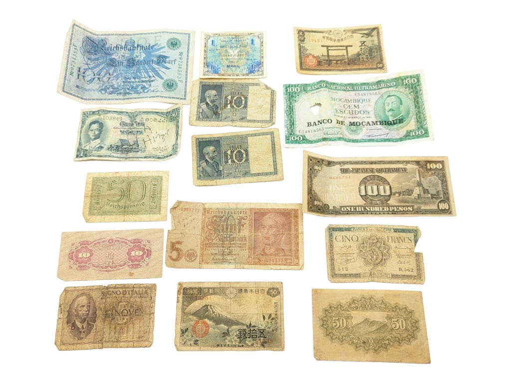 Large Lot Of Foreign Currency Banknotes - Italy, France, Japan, Etc ...