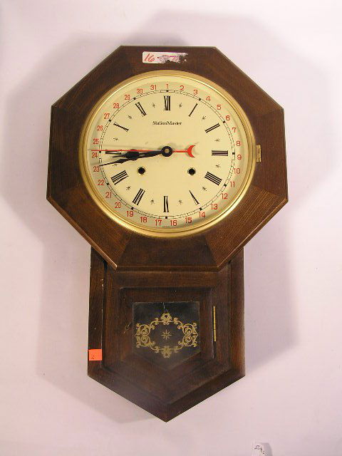 1032: ANTIQUE STYLE STATION MASTER REGULATOR CLOCK