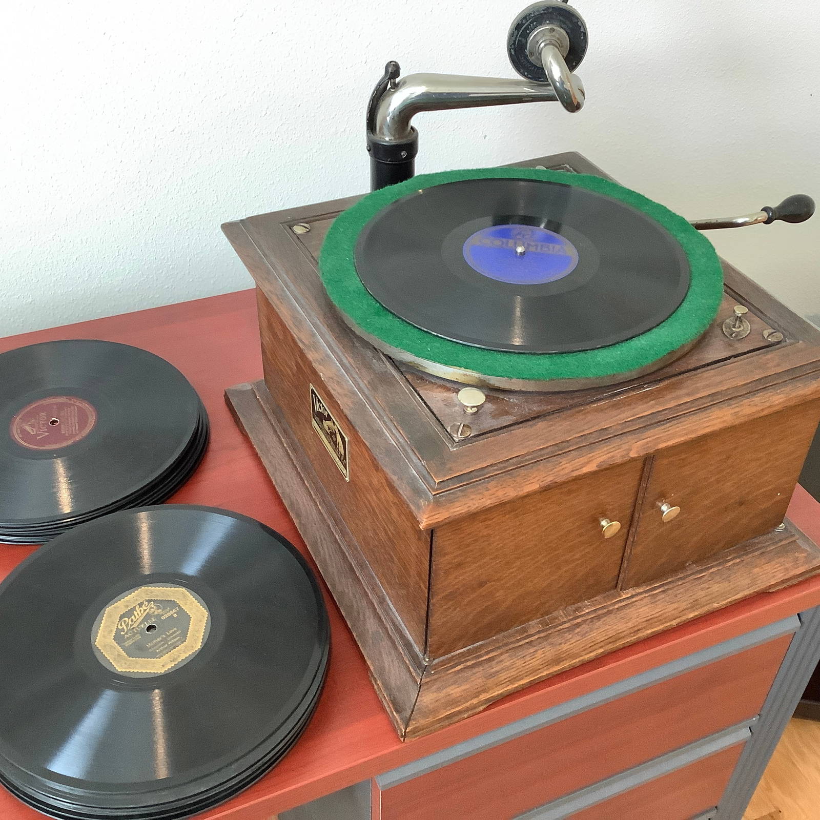 Victor Victrola Vv-vi Tabletop Phonograph With Records Auction