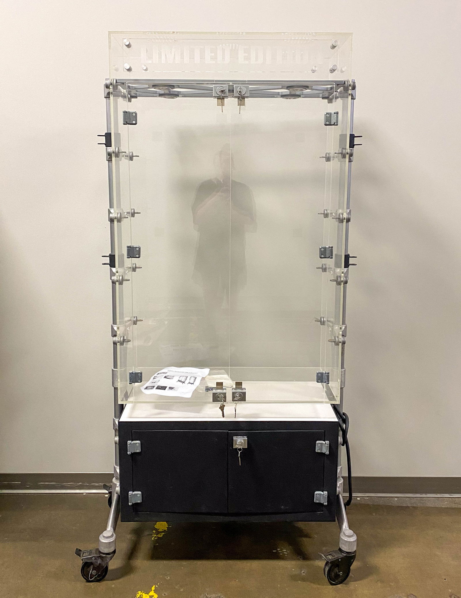 Oakley Retail Display Tower On Wheels Auction