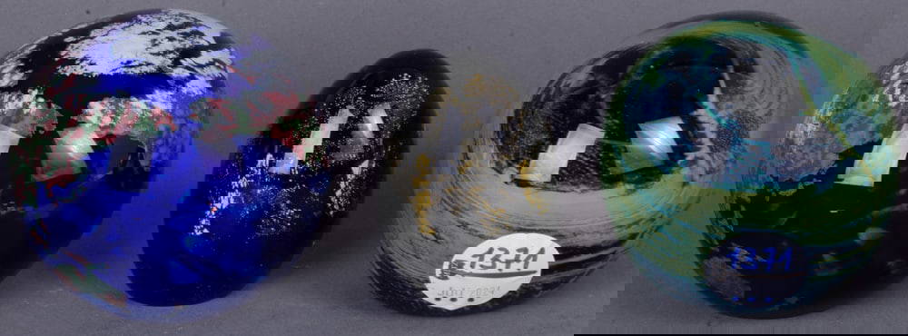 Drei Paperweights, U.a. Mdina-art Glass 1987 / Gundberg Studios 1992 ...