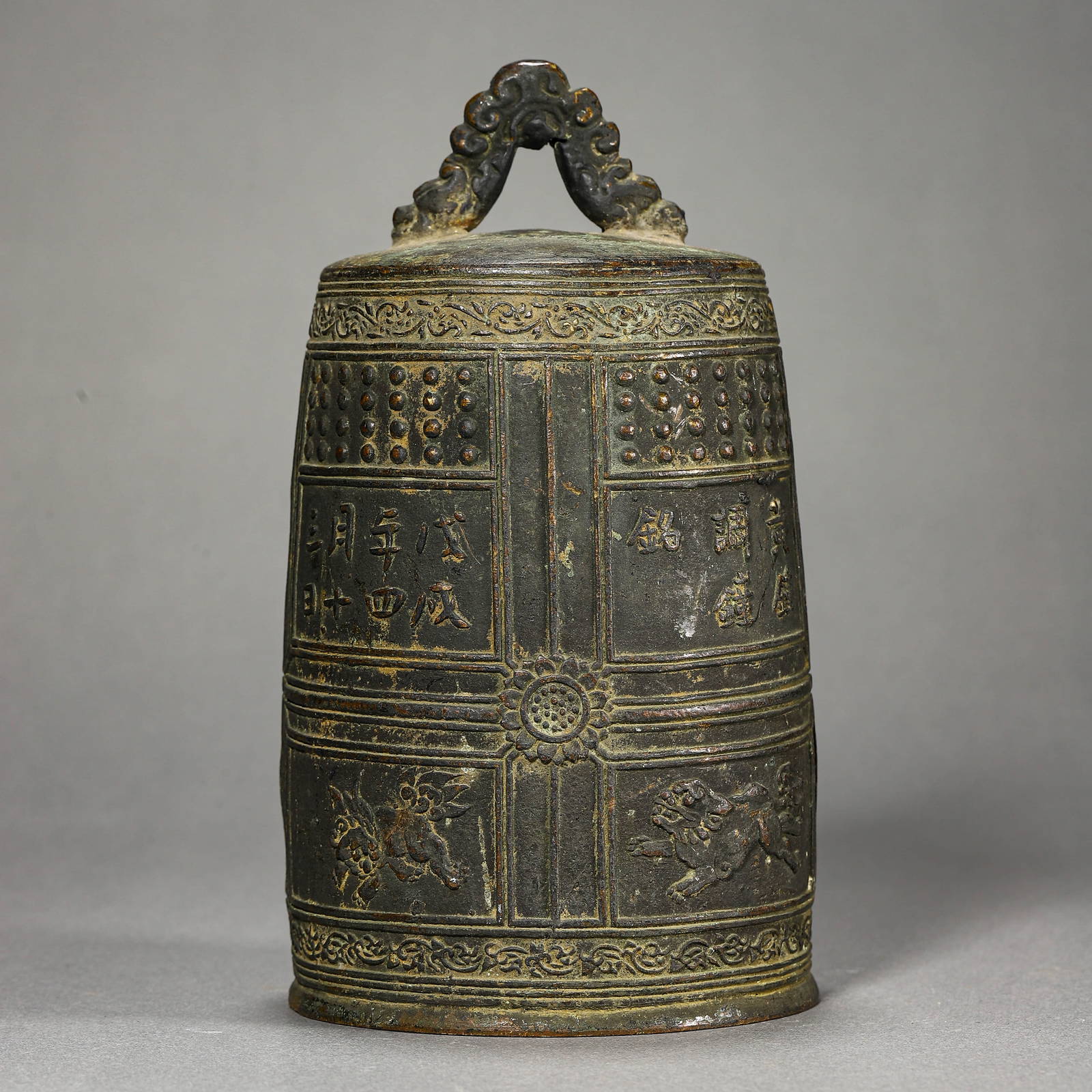 A Chinese Ancient Bronze Bell Auction