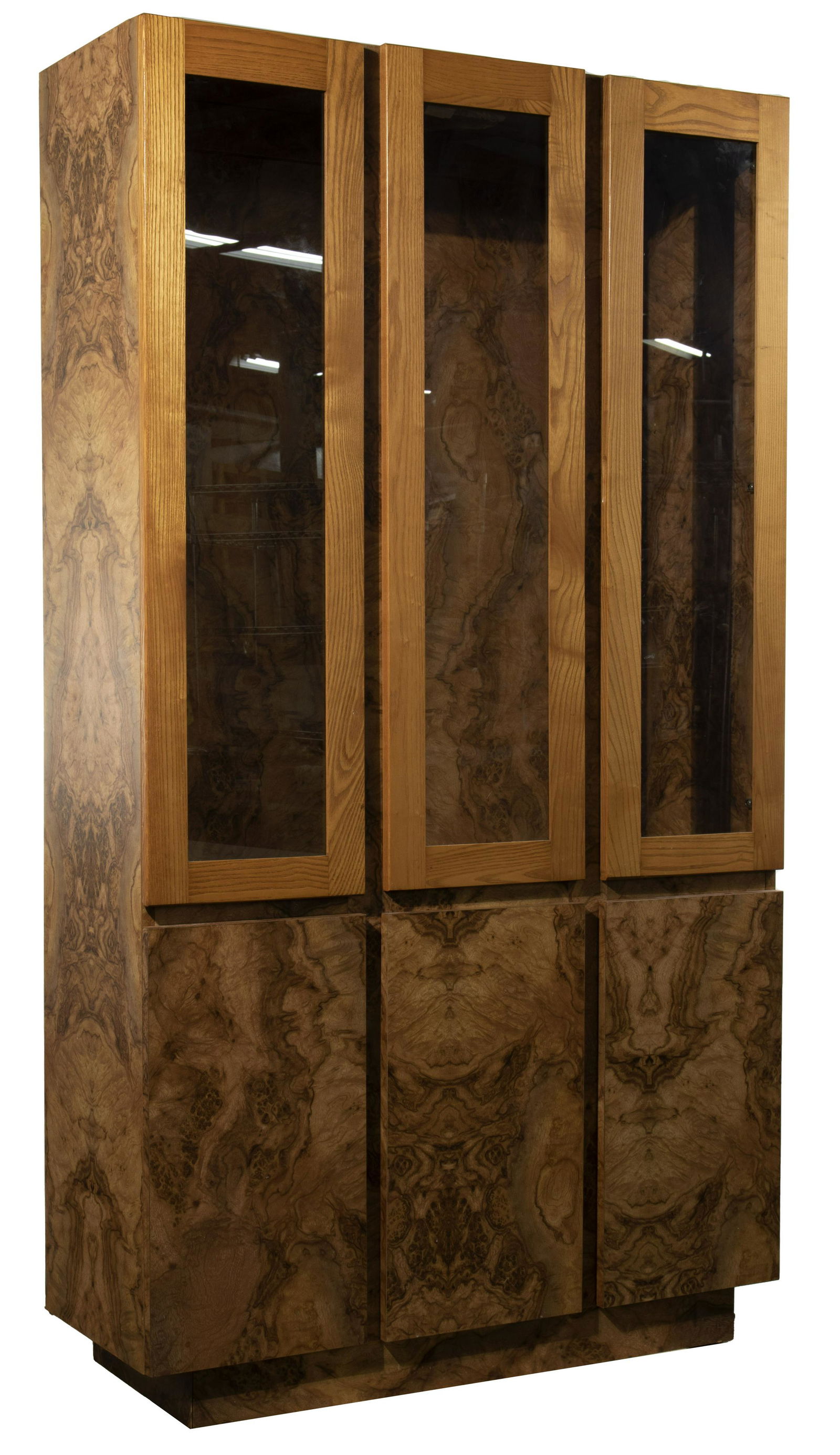 MCM Display Cabinet (#0363) on Feb 27, 2022 | Leonard Auction, Inc. in IL