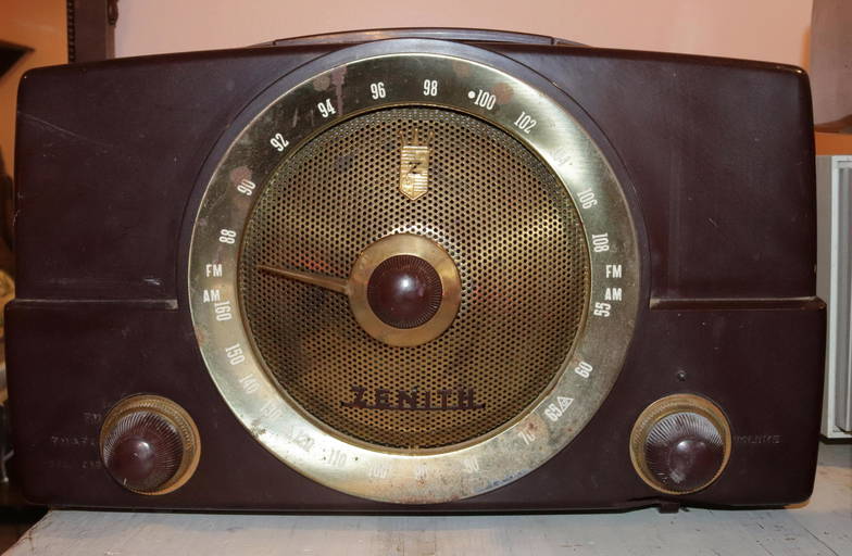 Vintage Zenith Tabletop Radio