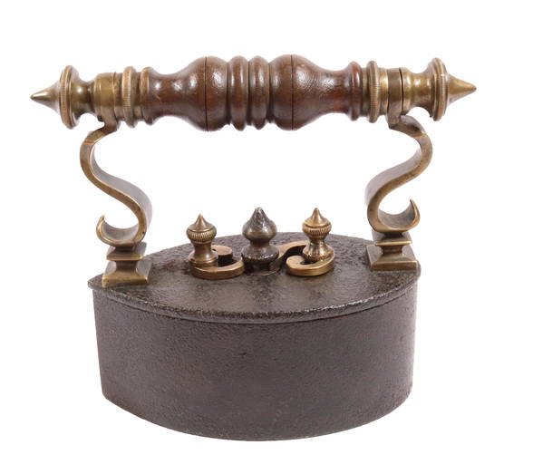 SCOTTISH BOX IRON (#0440) on Jul 28, 2022 | Hartzell's Auction Gallery ...