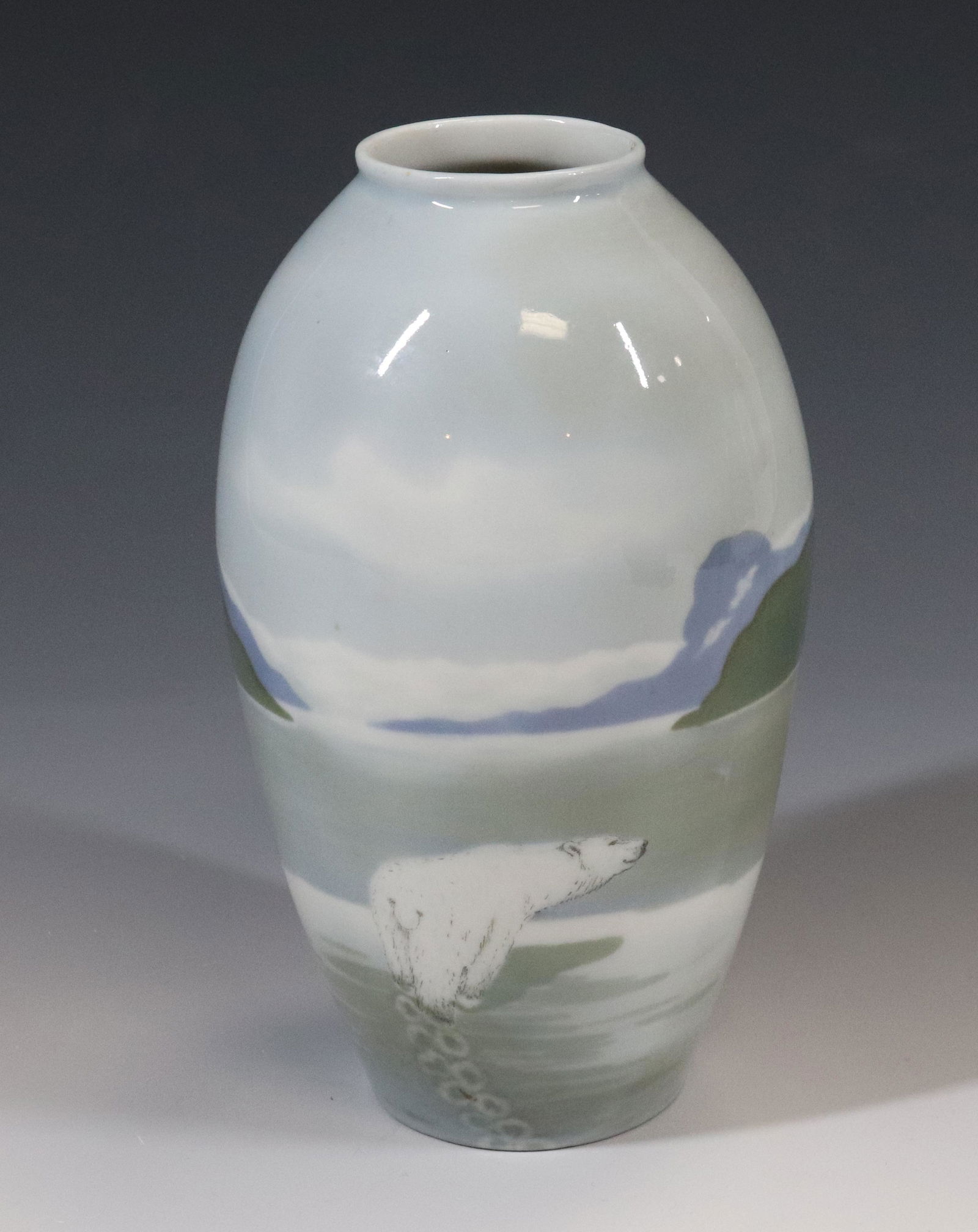METZLER & ORTLOFF POLAR BEAR VASE (#0244) on Jan 23, 2023 | Hartzell's ...