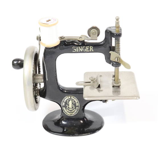SINGER TOY SEWING MACHINE (#0149) on Feb 03, 2023 | Hartzell's Auction ...
