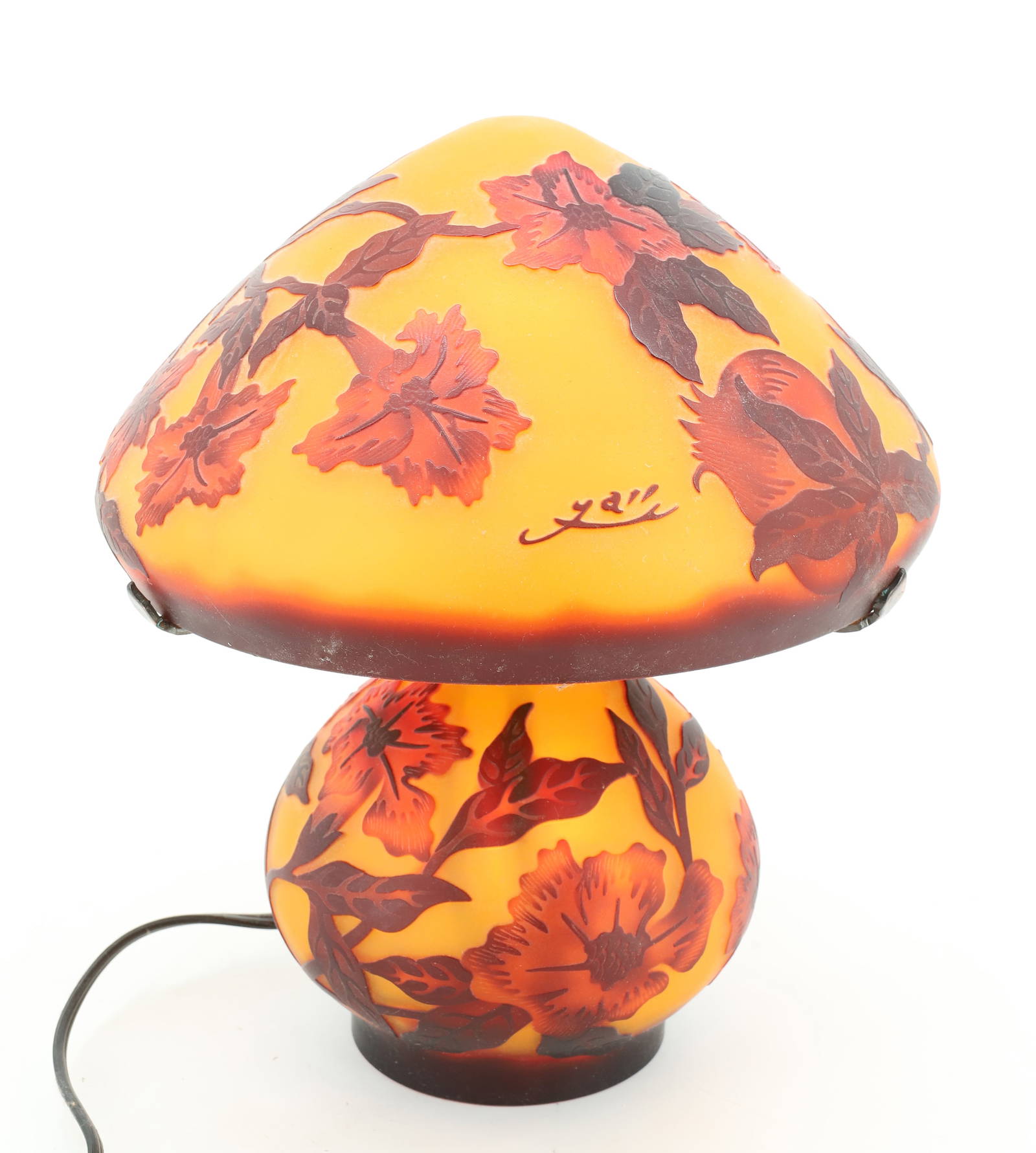 Cameo Glass Lamp - Feb 01, 2025 | Hartzell's Auction Gallery, Inc. In Pa