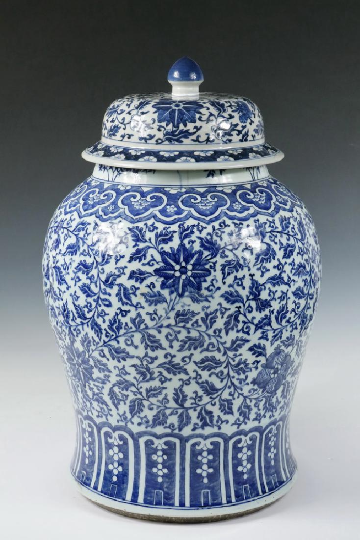 CHINESE PORCELAIN LIDDED JAR