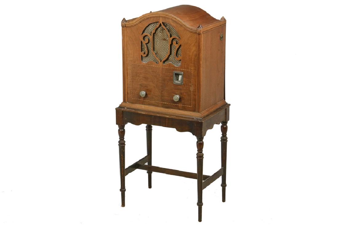 VINTAGE MAJESTIC FLOOR STANDING RADIO - Jun 20, 2018 | Thomaston Place ...