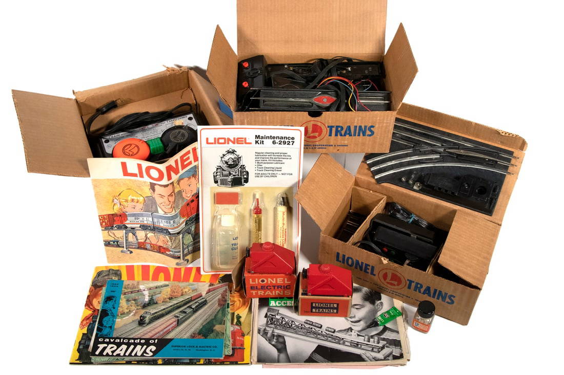 (8) Lionel Model Train Accessories Auction