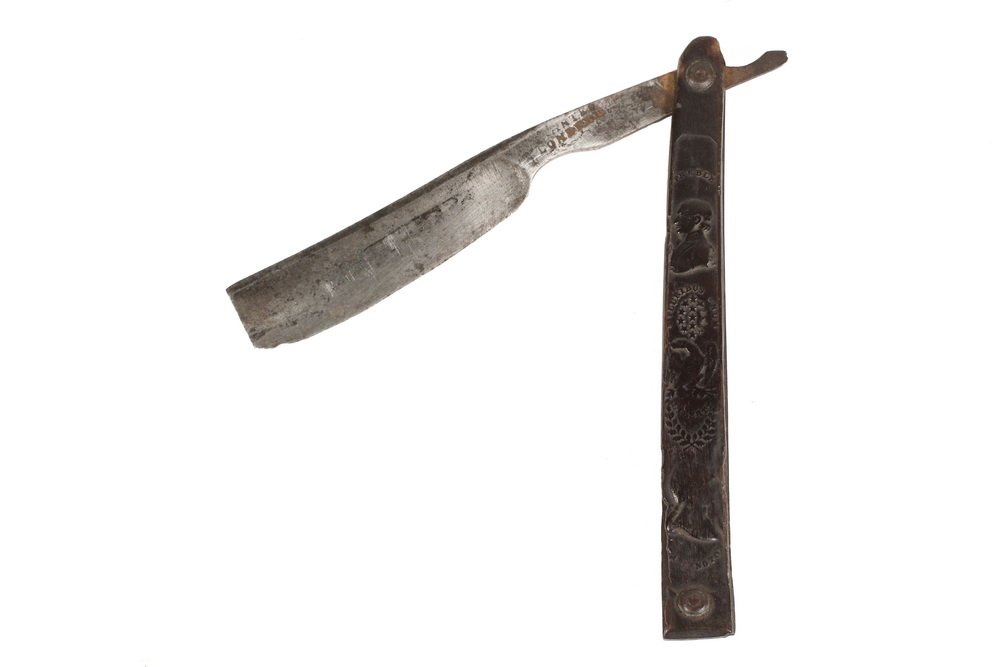 EARLY RAZOR - Early pressed or molded horn straight