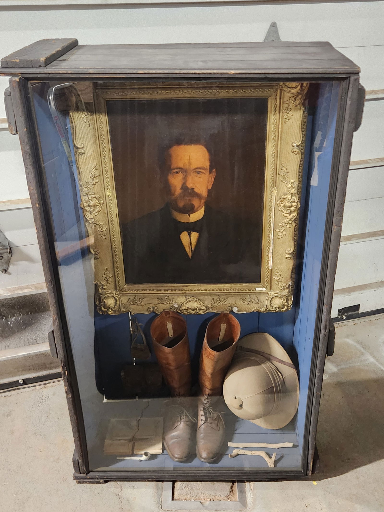 Western Crate Depiction Of Traveler With Portrait Auction