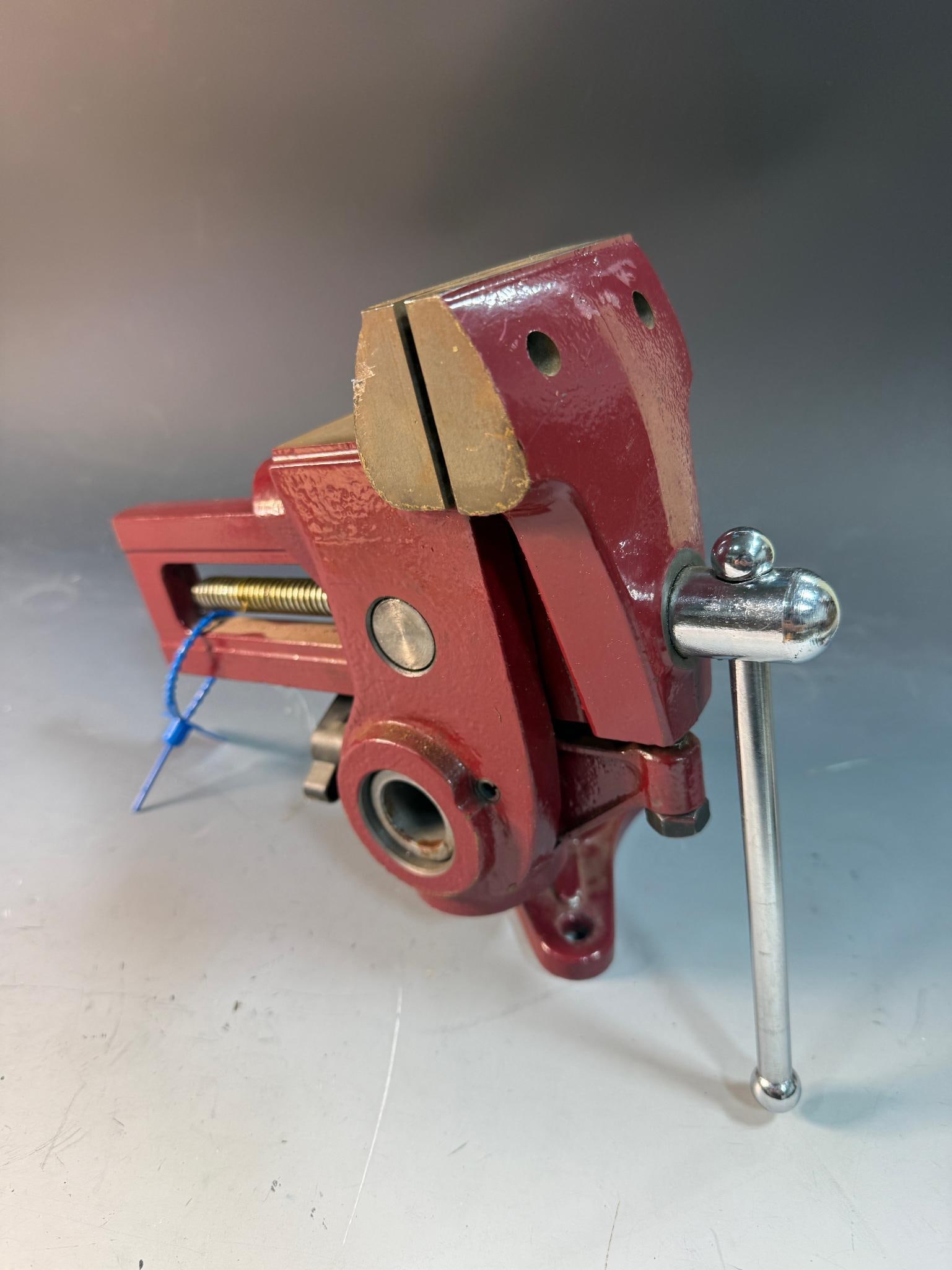 Lightly Used Versa Vise W/ Base Auction