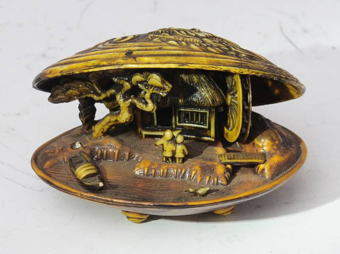 Japanese Carved Ivory Clam Shell Netsuke