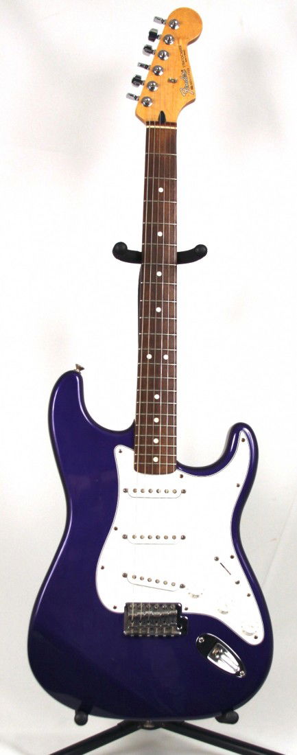 Fender Standard Stratocaster Guitar in Purple DGUI31