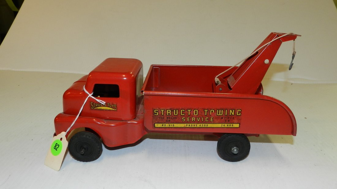 Vintage Structo toy tow truck, missing one nut on